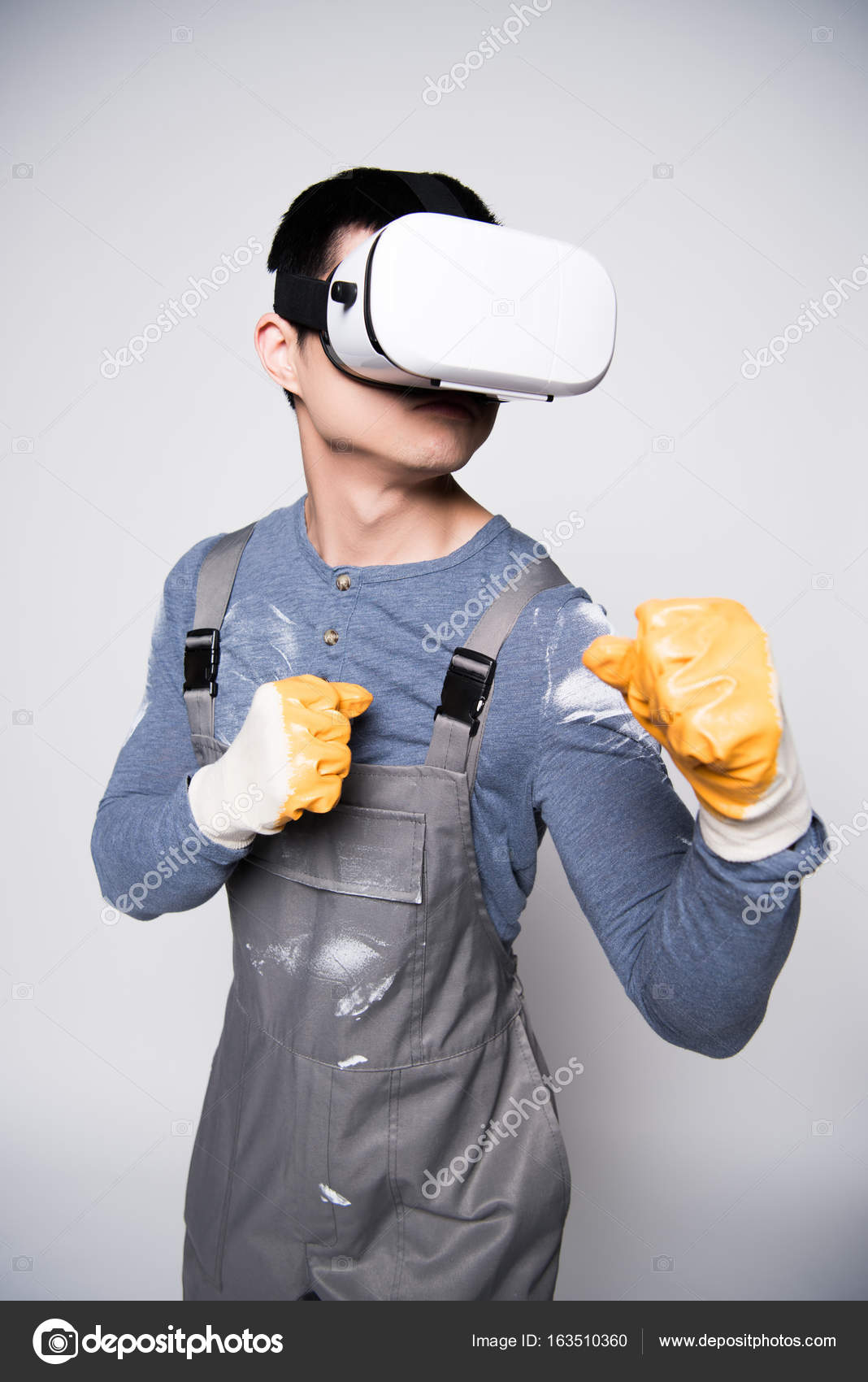 Construction worker using virtual reality glasses — Free Stock Photo ...