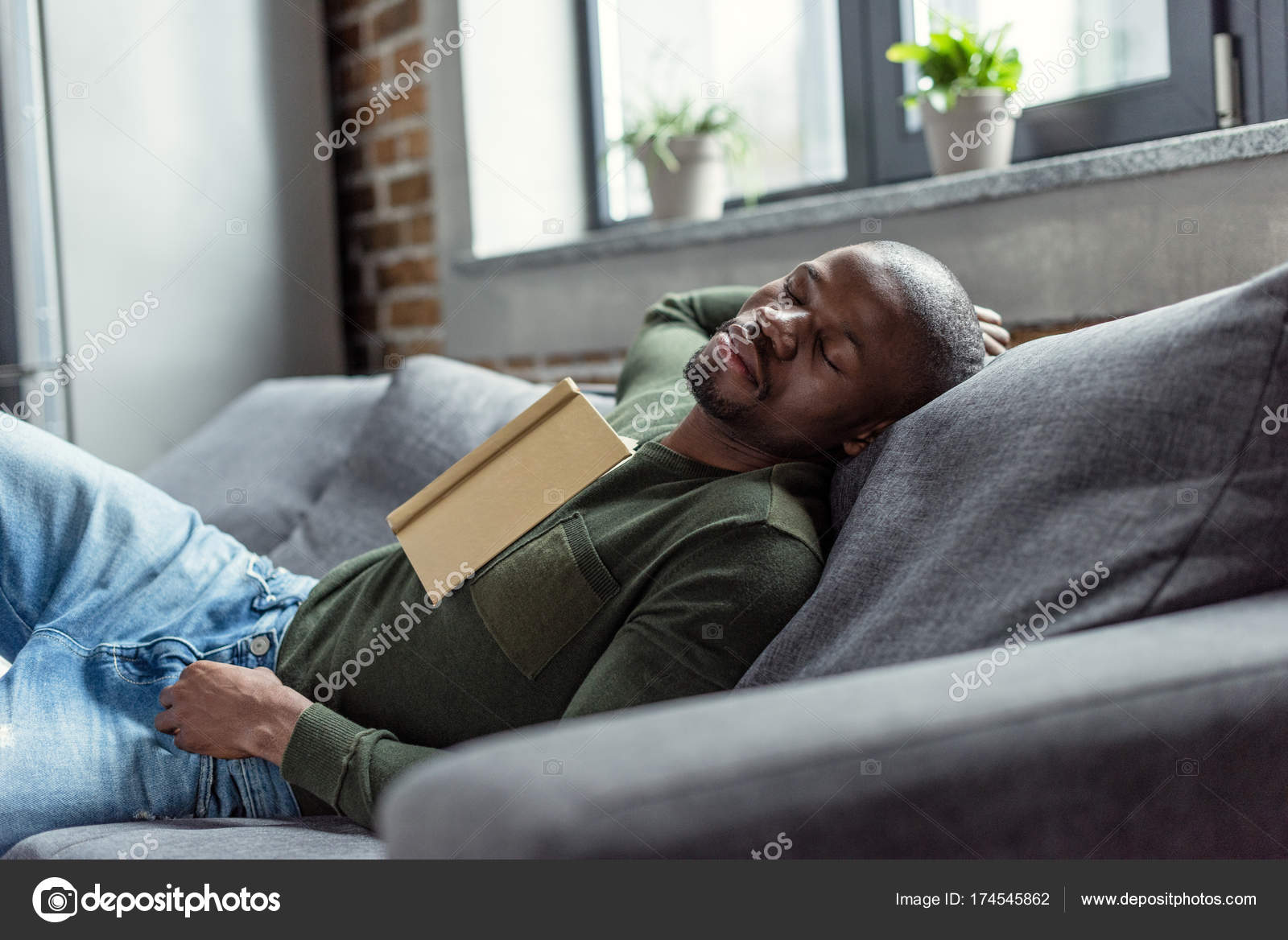 Afrikaanse Amerikaanse man slapen op de Bank ⬇ Stockfoto, rechtenvrije ... Afrikaanse Amerikaanse man slapen op de Bank ⬇ Stockfoto, rechtenvrije ...