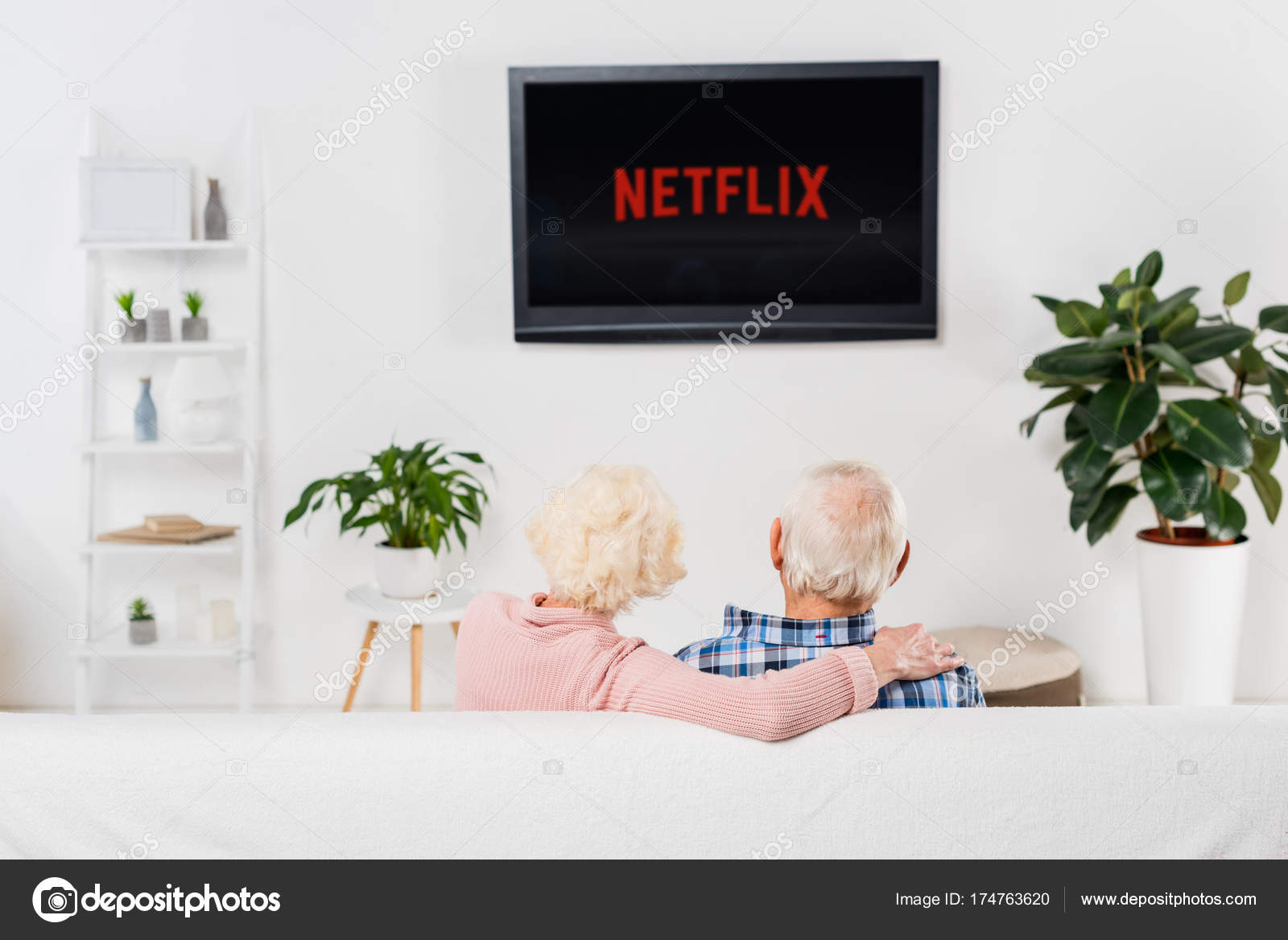 Vista Trasera Pareja Mayor Viendo Netflix Televisión Casa — Foto ...