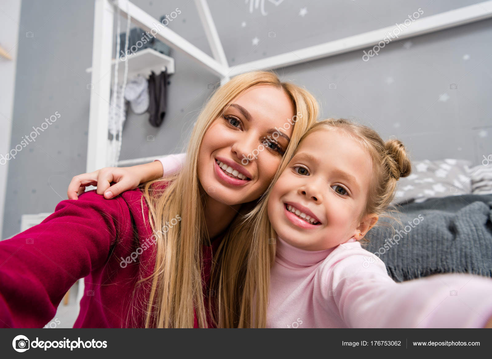 Close Shot Young Smiling Mother Daughter Looking Camera — Free Stock