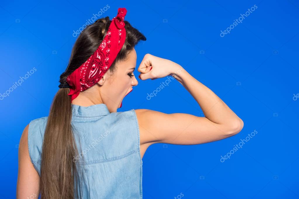 vista posterior de la mujer joven en ropa retro que muestra los ...