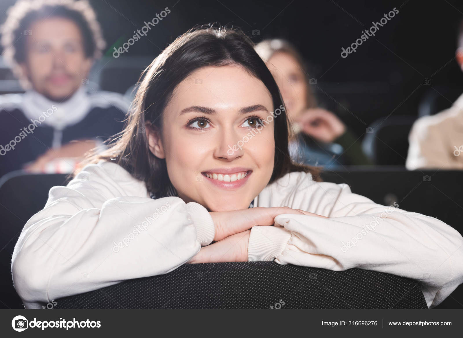 Enfoque Selectivo Mujer Sonriente Viendo Películas Cine — Foto de stock ...
