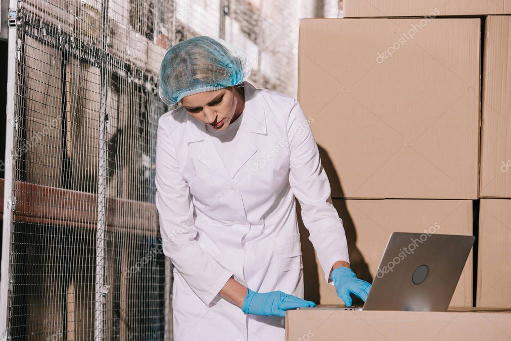 almacenista concentrado en abrigo blanco y redecilla para el cabello ...
