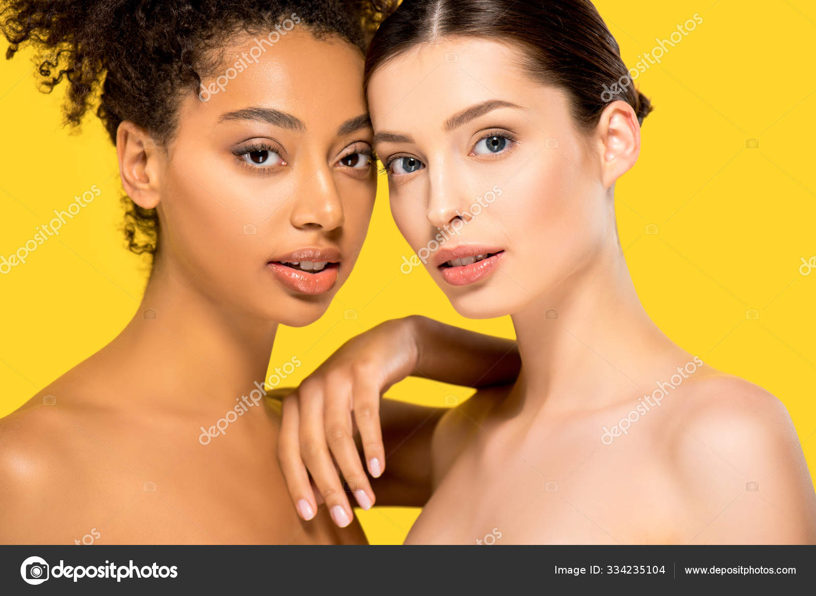 Portrait Femmes Multiculturelles Peau Parfaite Isolées Sur Fond Jaune