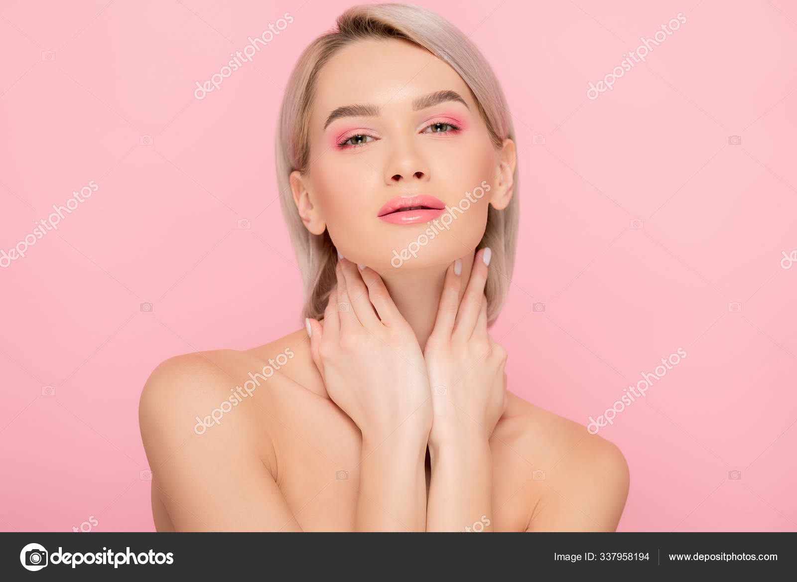 Sensual Chica Desnuda Con Maquillaje Rosa Mirando Cámara Aislado Rosa