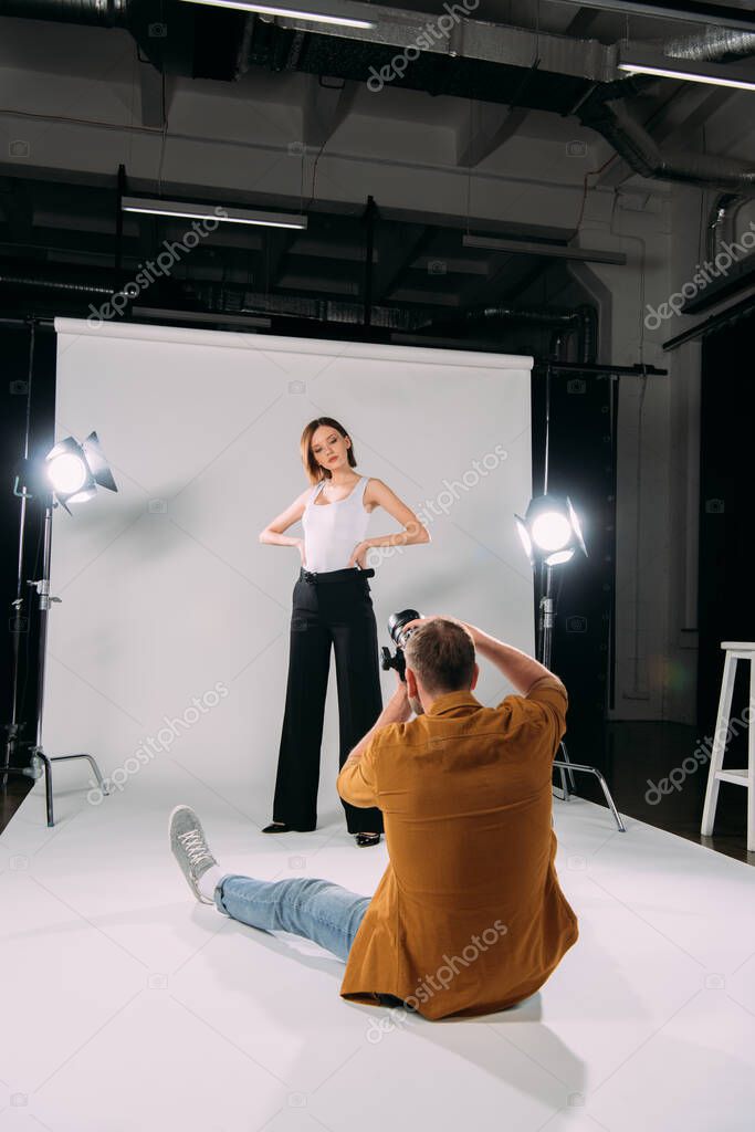 Hermosa modelo con las manos en las caderas posando en el fot grafo ...