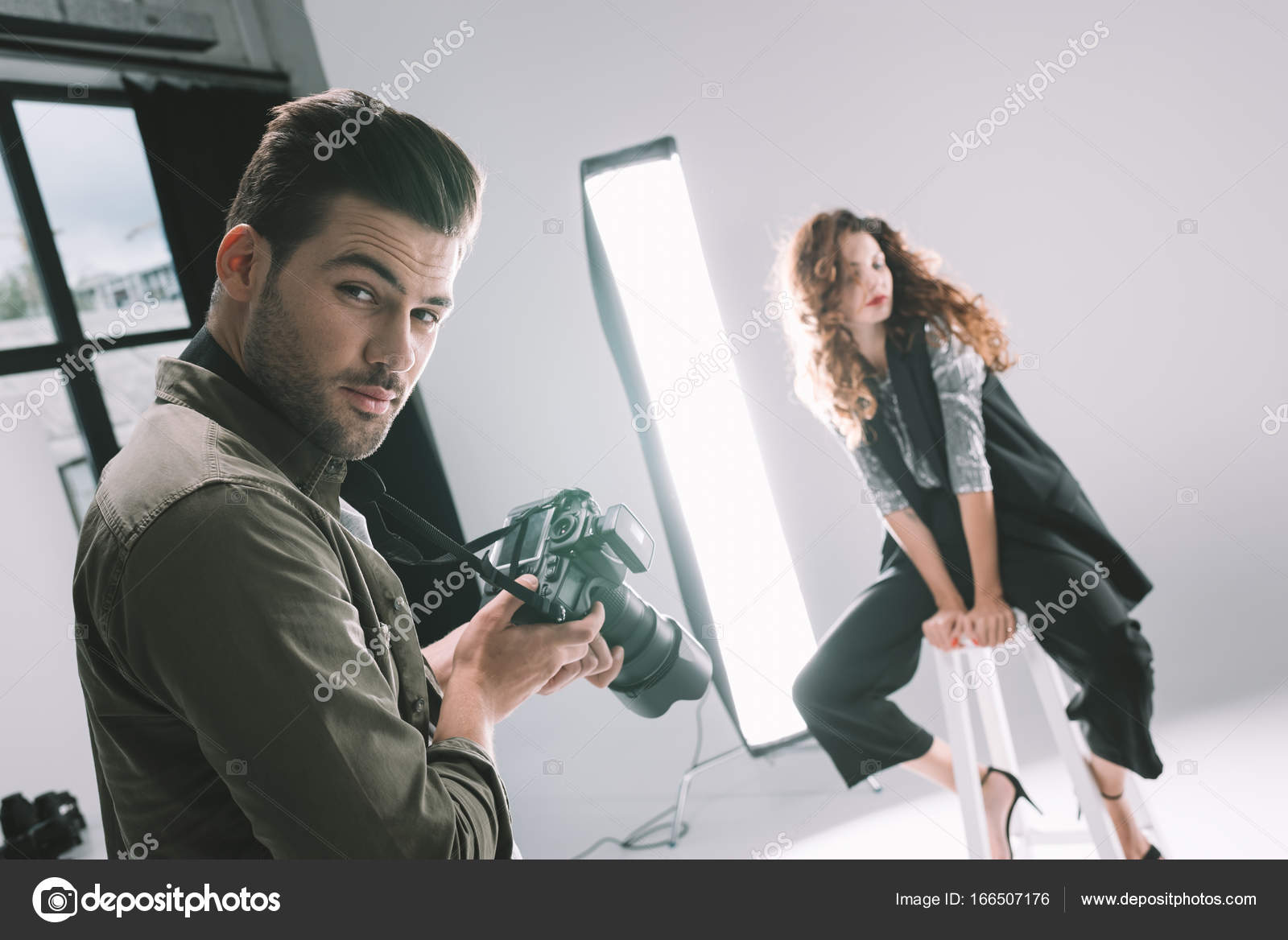 Photographer and model on fashion shoot — Stock Photo © AllaSerebrina ...