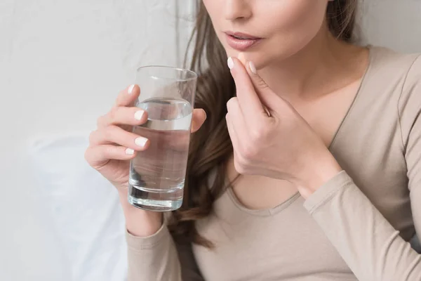 Mujer tomando pastilla fotos de stock, imágenes de Mujer tomando ...