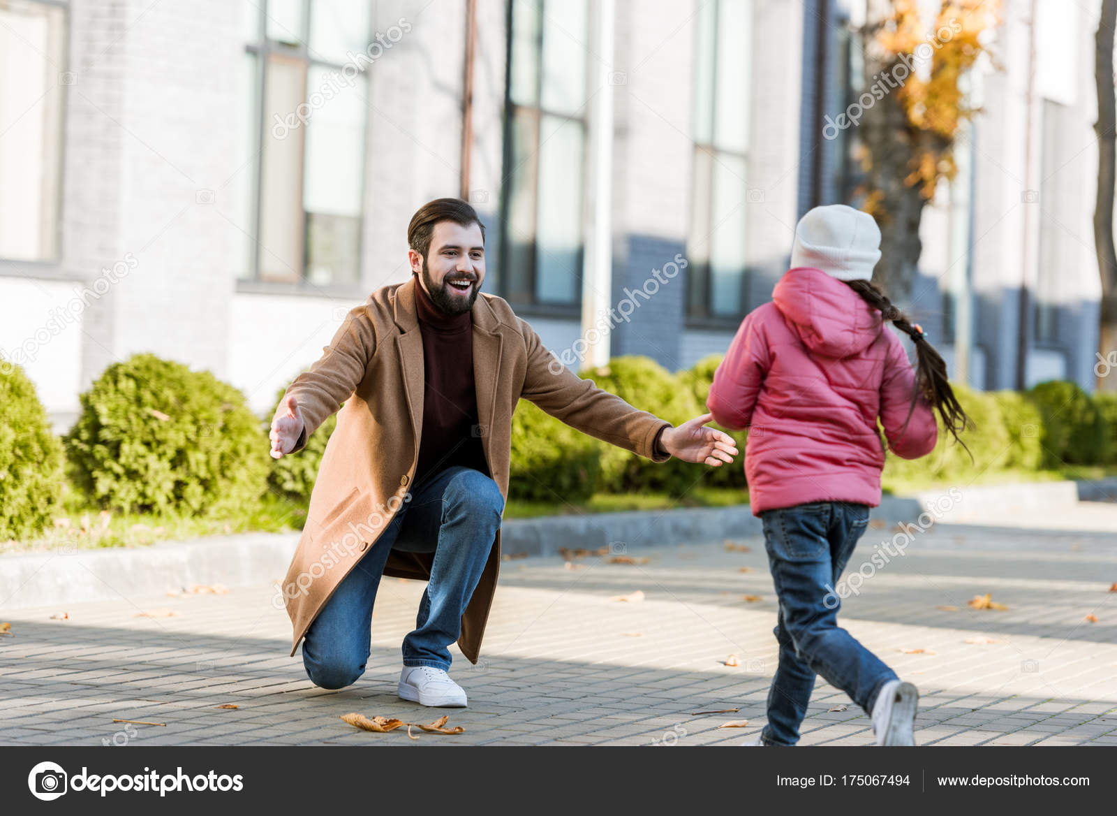 Little Daughter Running Hug Her Happy Father — Stock Photo ...