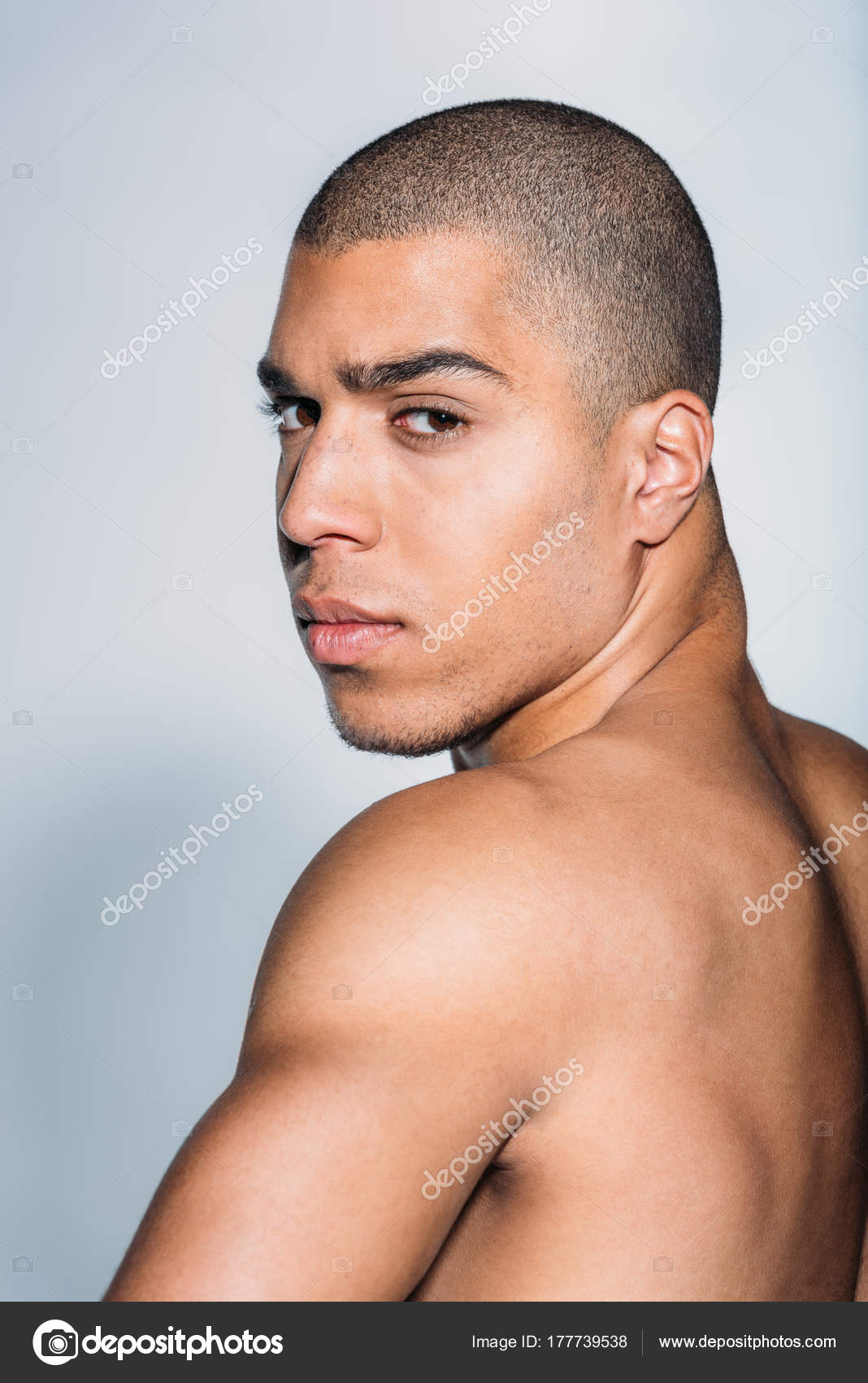 Portrait Handsome African American Man Looking Camera — Free Stock