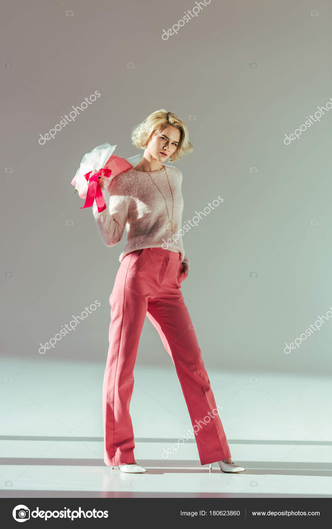 Full Length View Beautiful Blonde Woman Pink Clothes Posing Grey — Free