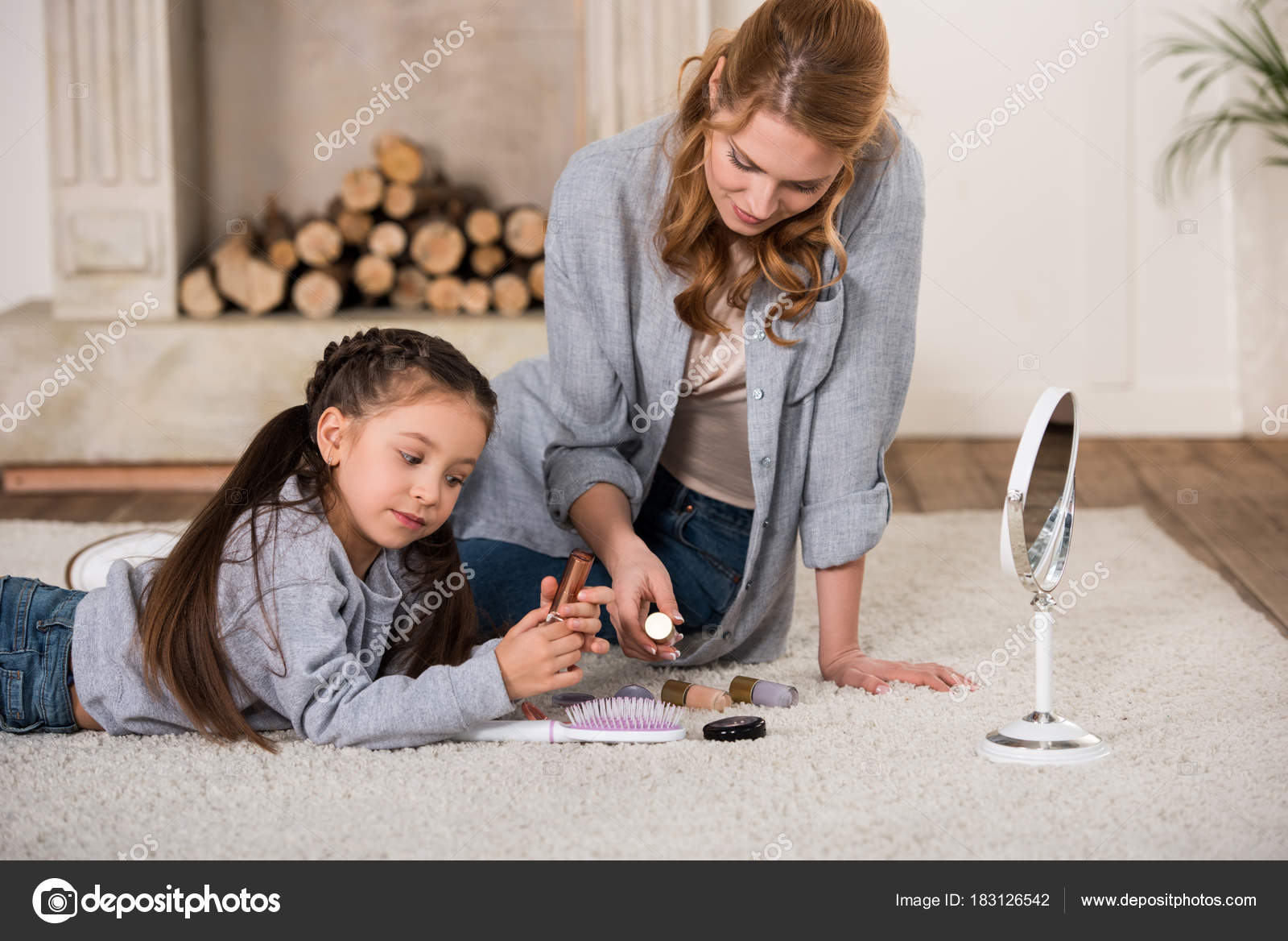 Schöne Mutter Und Süße Kleine Tochter Halten Kosmetika Hause ...