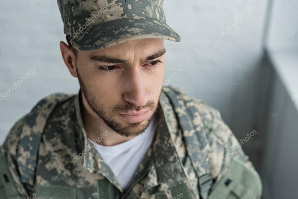 retrato de soldado en uniforme militar mirando hacia otro lado contra ...