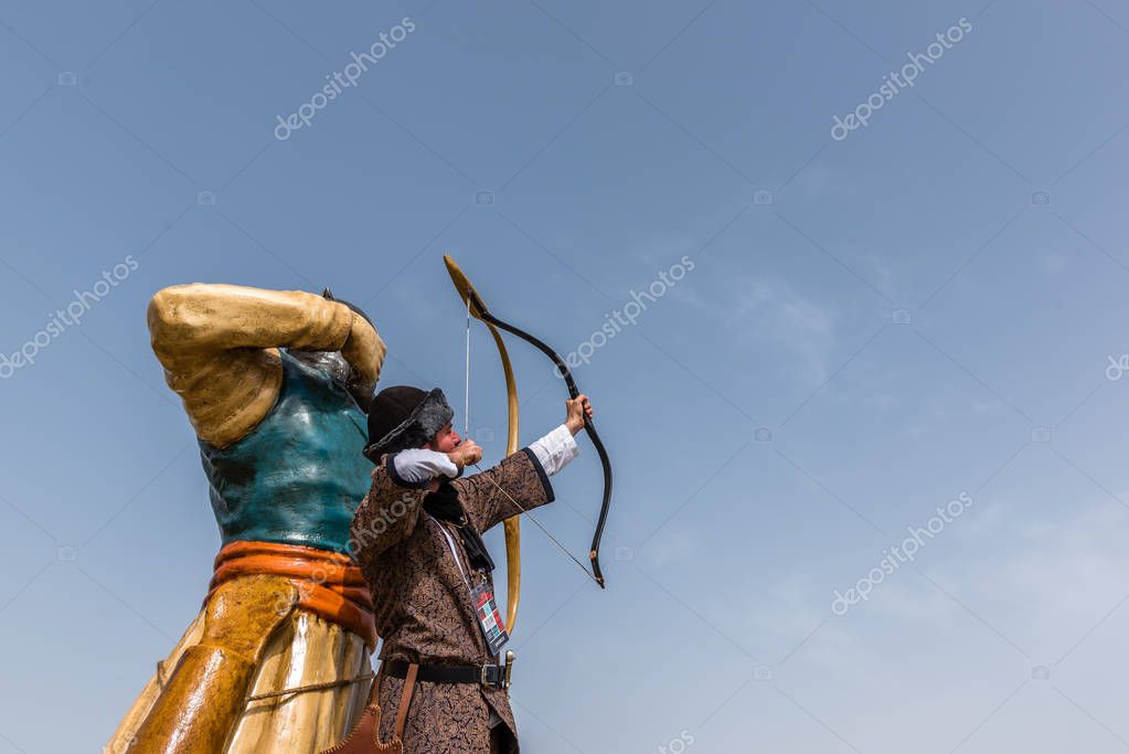 Estatua de hombre arquero y arquero medieval no identificado en trajes de antiguas tropas turcas ...