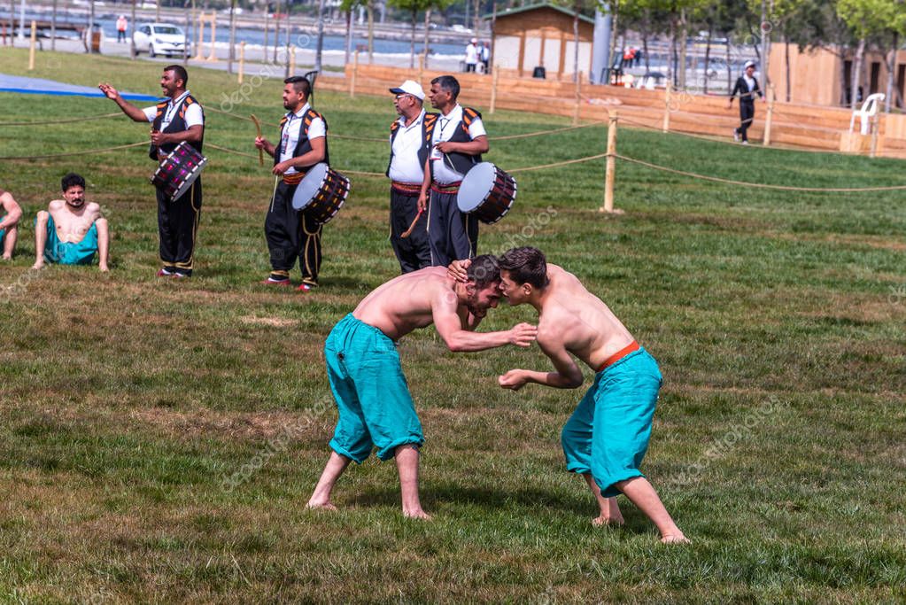 Personas no identificadas realizan shalwar (shalvar o salvar) guresi ...