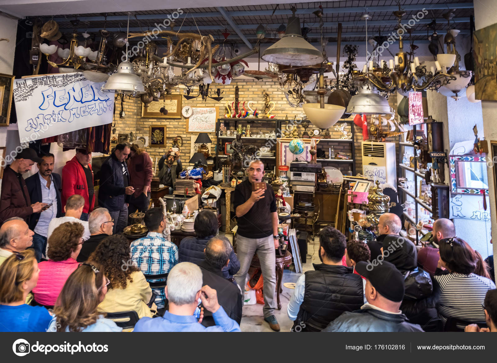 Unidentified man selling antique objects in auction shop — Stock ...