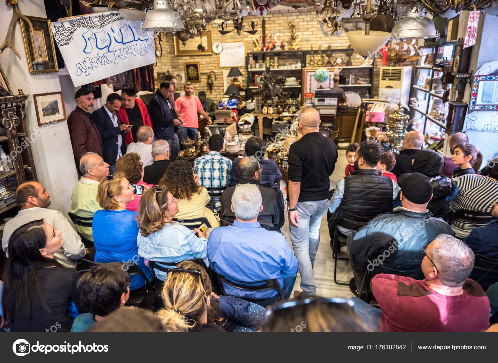 Unidentified man selling antique objects in auction shop — Stock ...