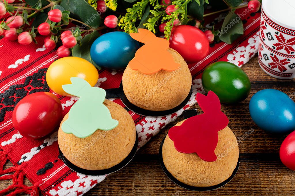 Lindos postres de conejo de Pascua, huevos pintados de Pascua ...