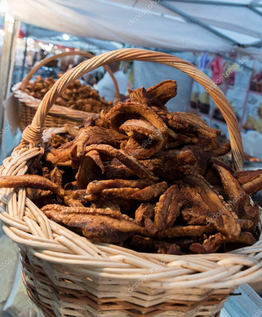 Jumari, deliciosos chicharrones de cerdo fritos poco saludables en una ...