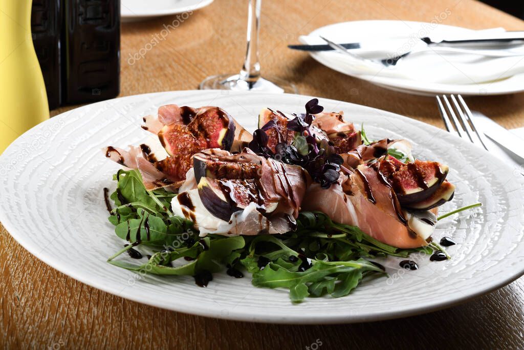 Ensalada italiana tradicional hecha con higos, jamón jamón jamón curado ...