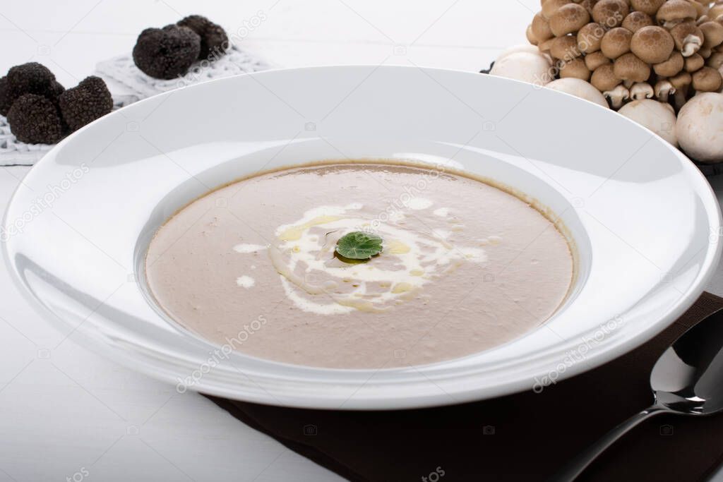 Sopa de crema italiana Wild Mushroom. La sopa de champiñones cremosa es ...