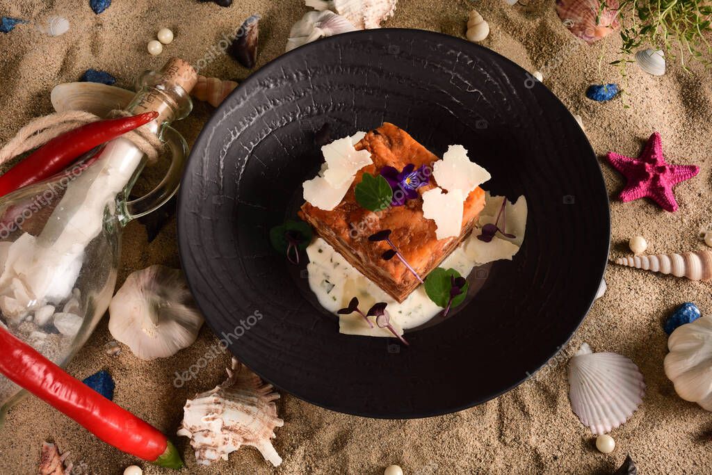 Lasaña es un tipo de pasta ancha y plana, posiblemente uno de los tipos ...