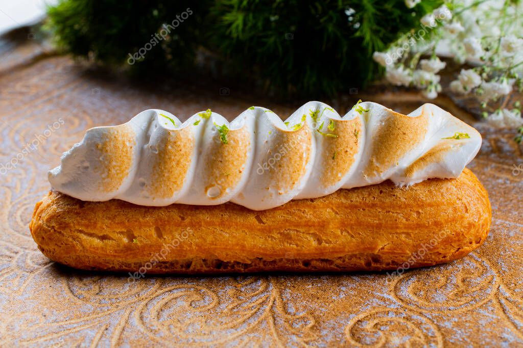 Eclairs pastelería hecha con masa de choux lleno de crema y cobertura. Concepto de confitería ...