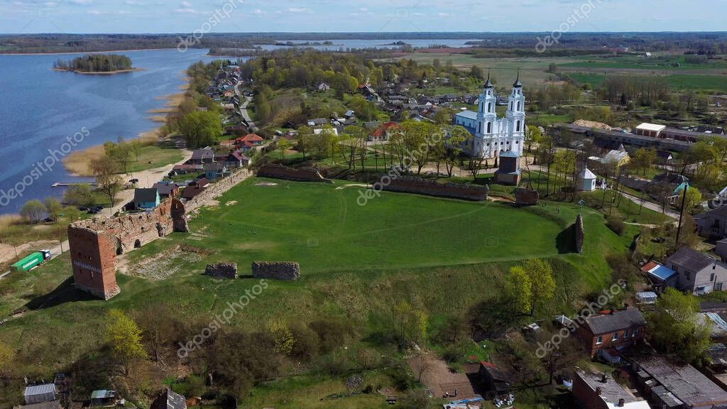 Vista aérea de las ruinas del castillo medieval de Ludza en una colina ...