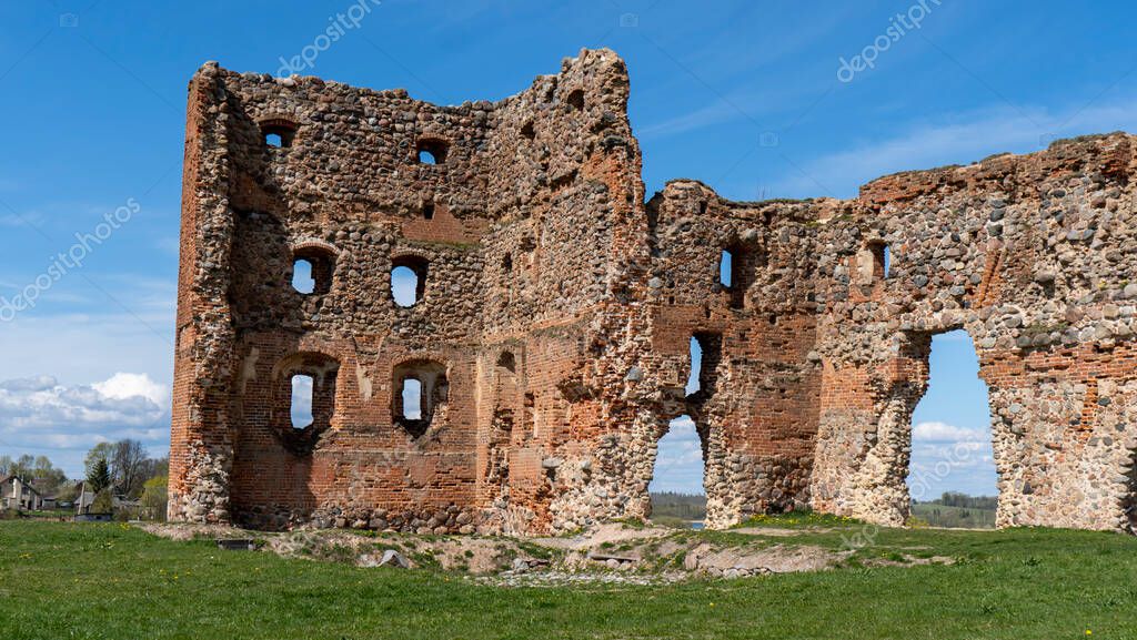 Ruinas del castillo medieval de Ludza en una colina entre el lago ...