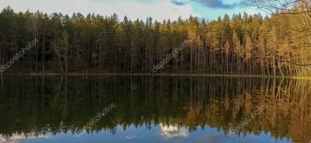 Devil Lake Velnezers, Cortoks o Chortock Lake. Un lago transparente Velnezers tiene 17 metros de ...