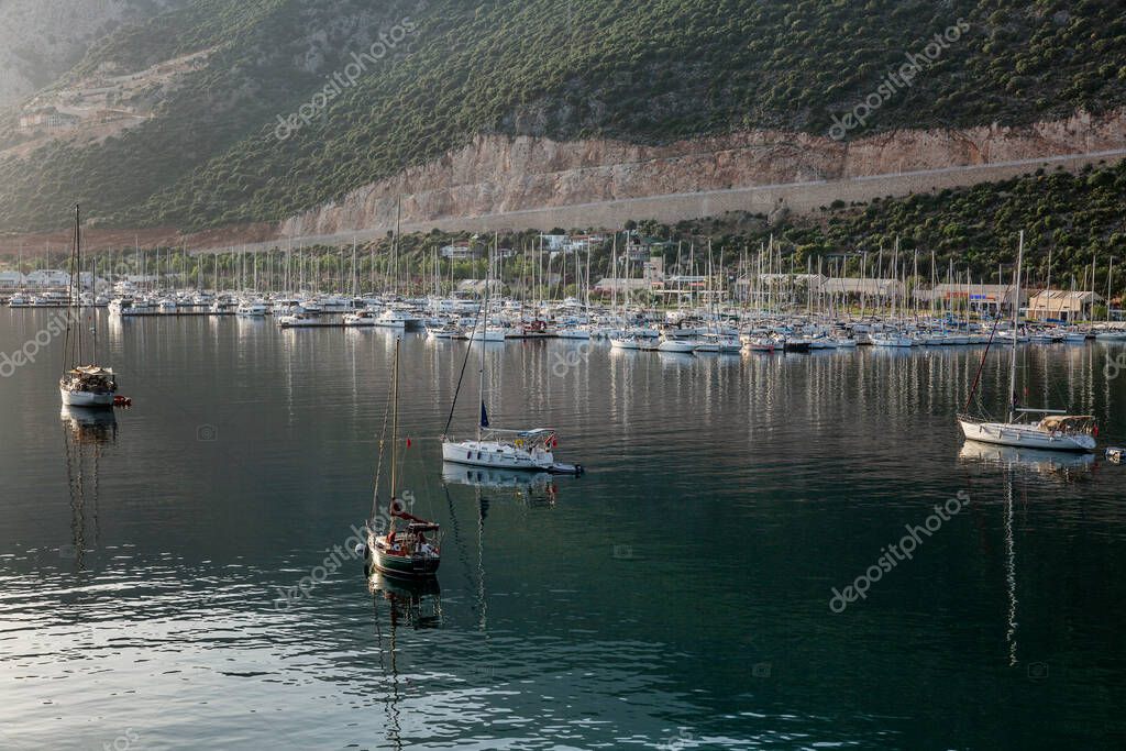 Kas, Turquía, 16 / 05 / 2019: Yates y pequeños barcos de madera en un ...