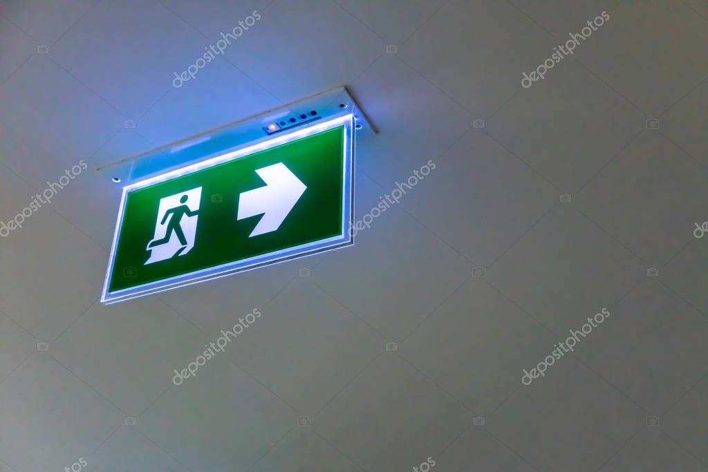 Señal verde de salida de emergencia. Dirección a la vía de escape. 2022