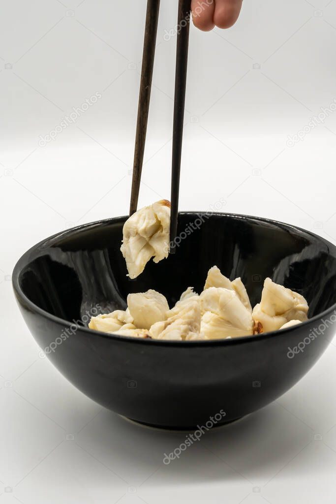 Recoger a mano bulto jumbo de carne fresca de cangrejo entre los otros ...