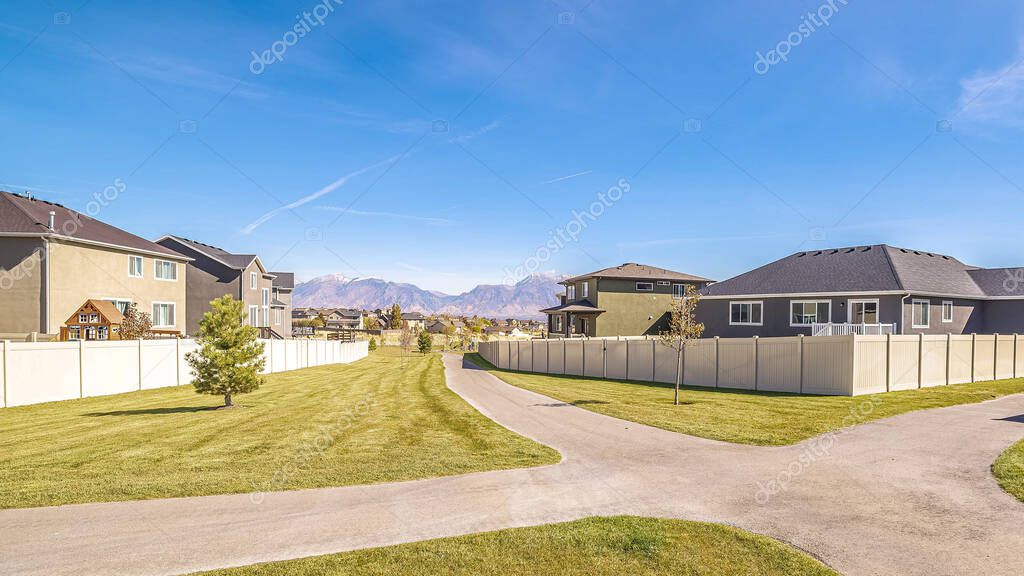 Marco panorámico Intersección de dos senderos peatonales durante el día ...