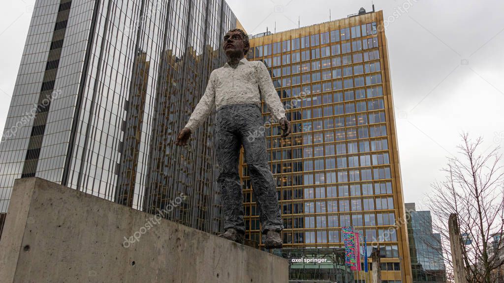 Berlín, Alemania - 8 de noviembre de 2019: La escultura Balanceakt (balanceo) en la plaza frente ...