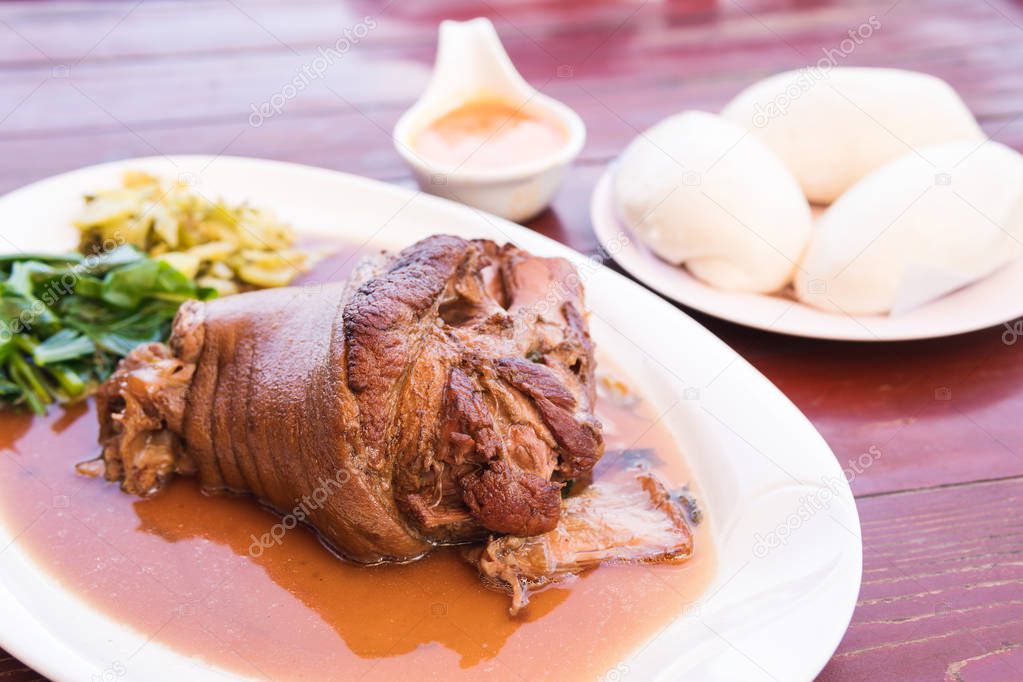 Pan al vapor y el espacio proviene de las patas de cerdo 2022