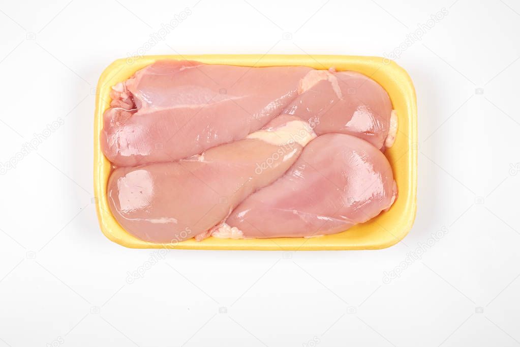Paquete de filete de pollo crudo aislado sobre fondo blanco. 2022