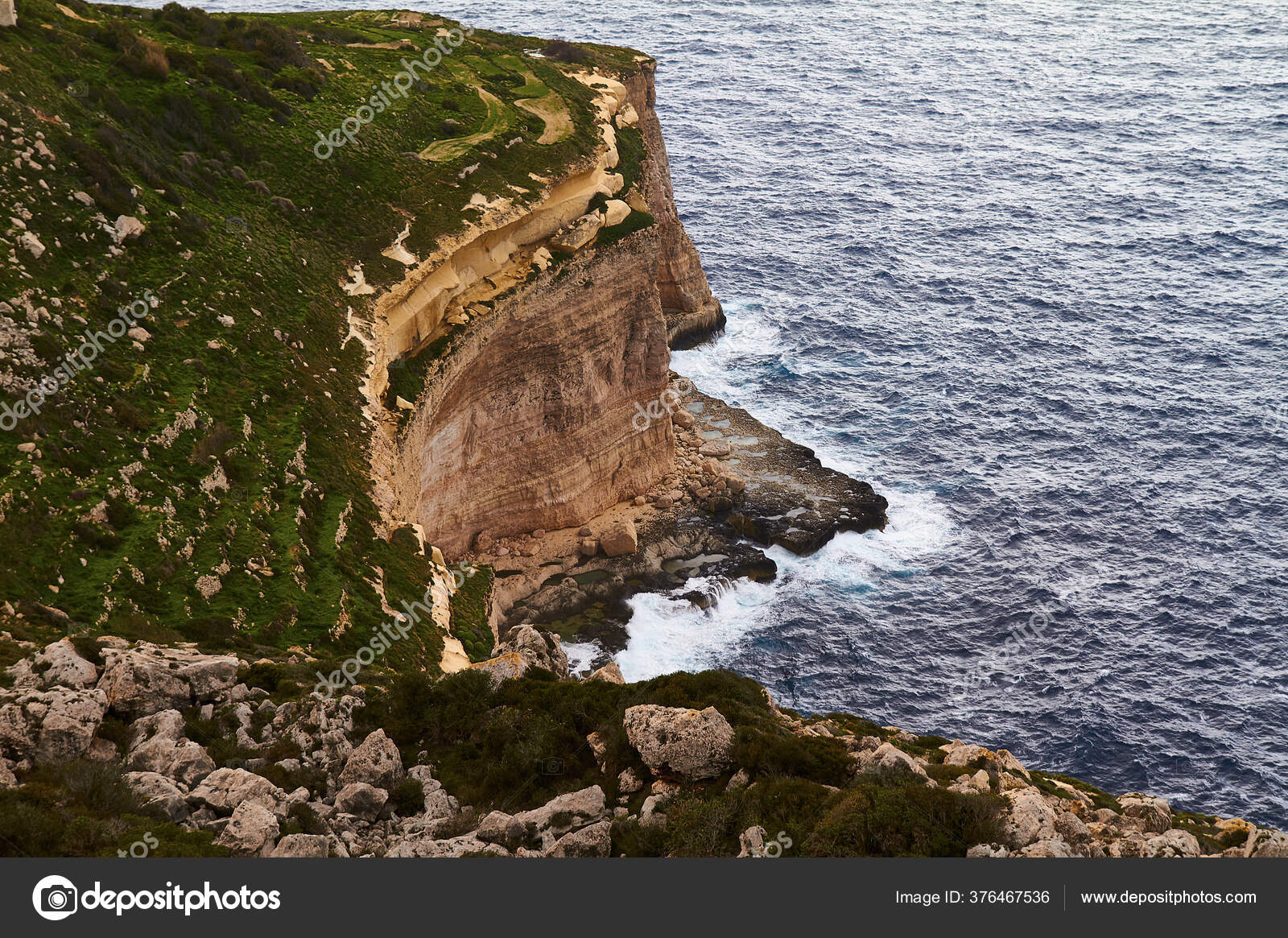 Huge waves crash on cloudy day. Kemmuna island — Stock Photo © Adrx ...