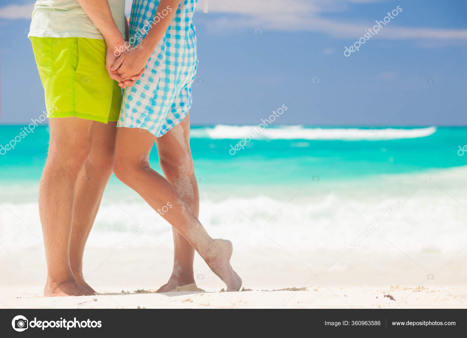 Piernas de joven pareja besándose en la playa tropical caribeña turquesa. Cayo Largo, Cuba ...