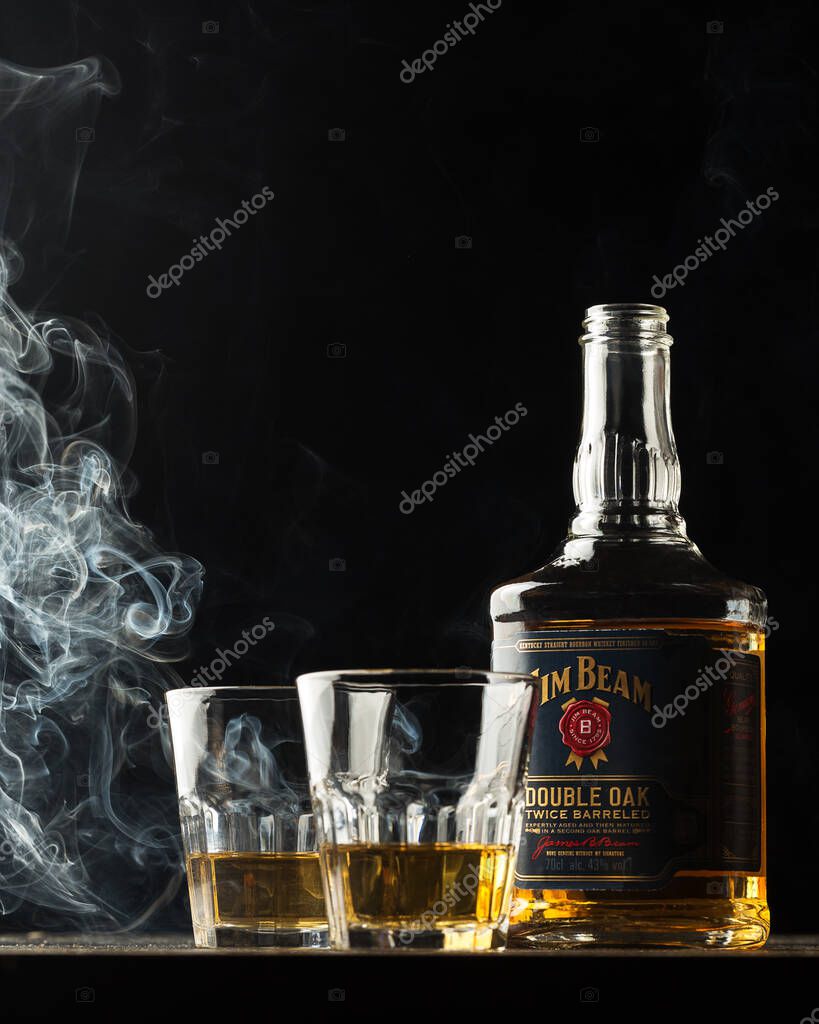Jim Beam es una de las marcas de bourbon más vendidas. Alcohol con humo ...