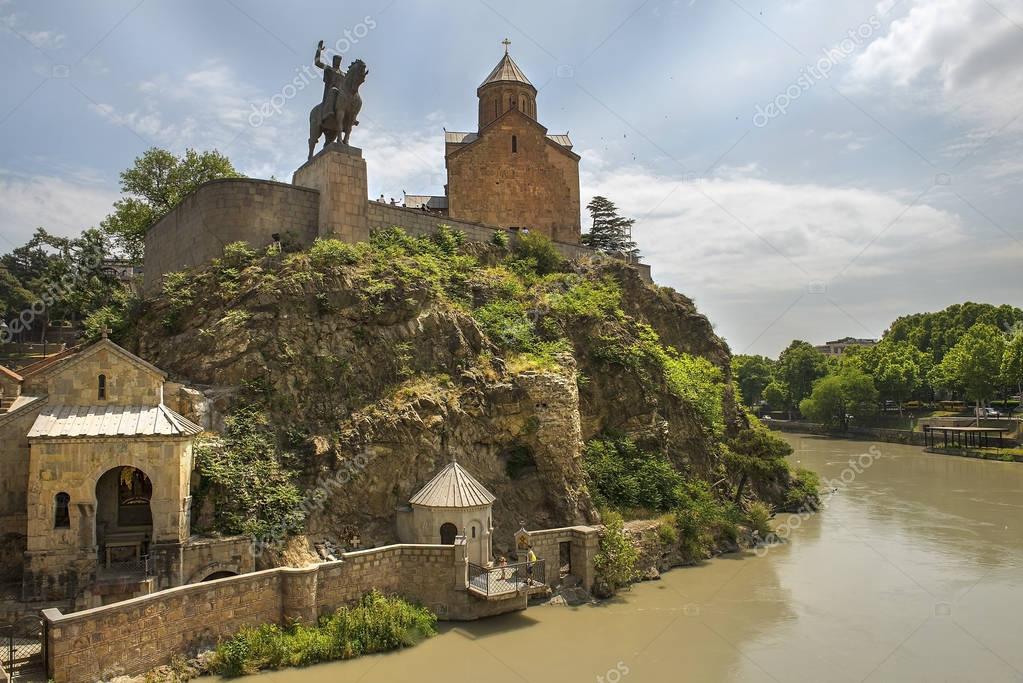 distrito histórico Metekhi, Mtkvari (Kura) río, iglesia y estatua del ...