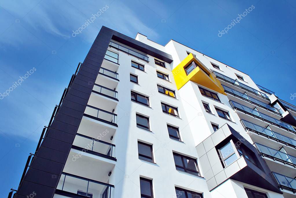 Moderno edificio de apartamentos de lujo contra el cielo azul 2024