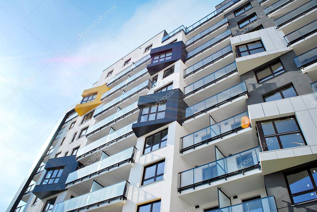 Moderno edificio de apartamentos de lujo contra el cielo azul 2024