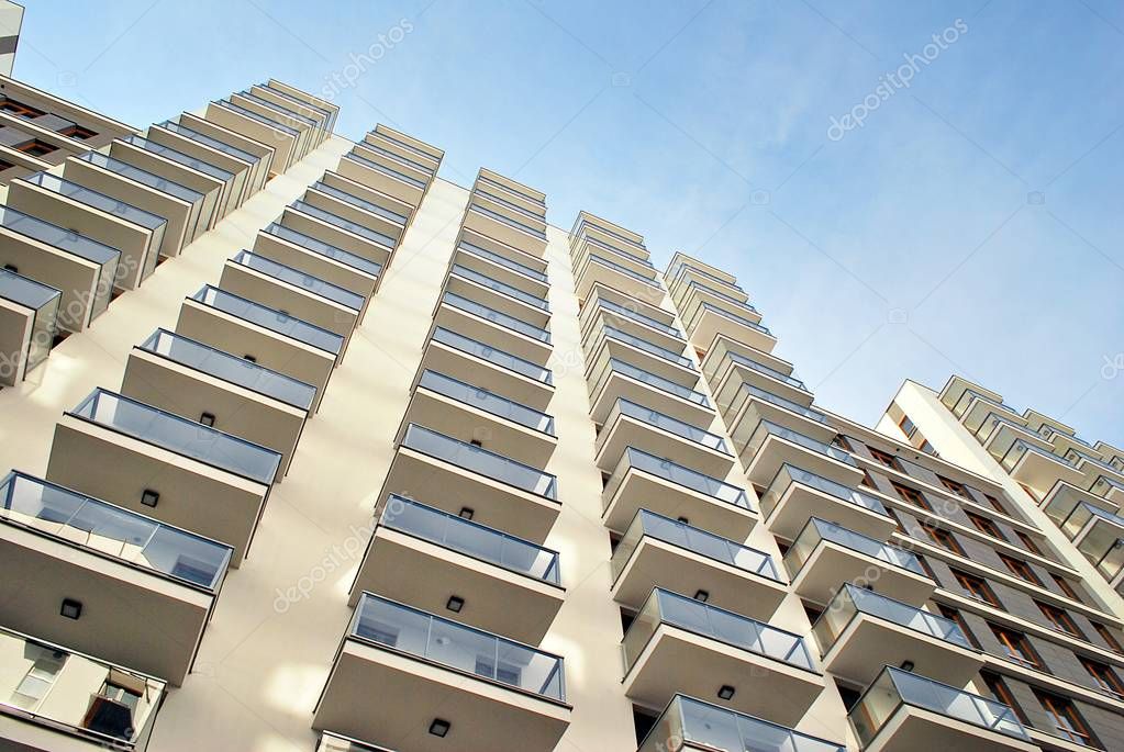 Moderno edificio de apartamentos de lujo contra el cielo azul 2023