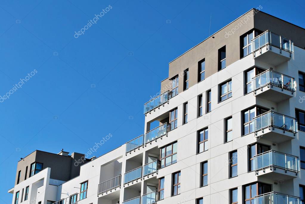 Moderno edificio de apartamentos de lujo contra el cielo azul 2024