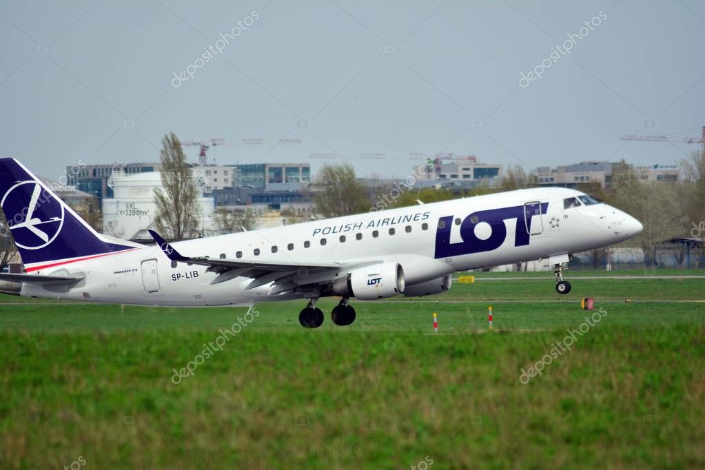 Varsovia, Polonia. 15 de abril de 2018. Avi n de pasajeros Embraer 175 PLL LOT Airlines vuela ...