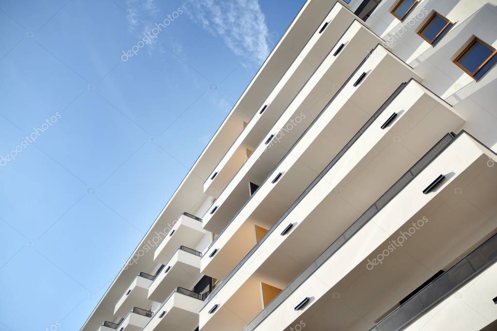 Moderno y nuevo edificio de apartamentos. Multistoried, moderno, nuevo ...