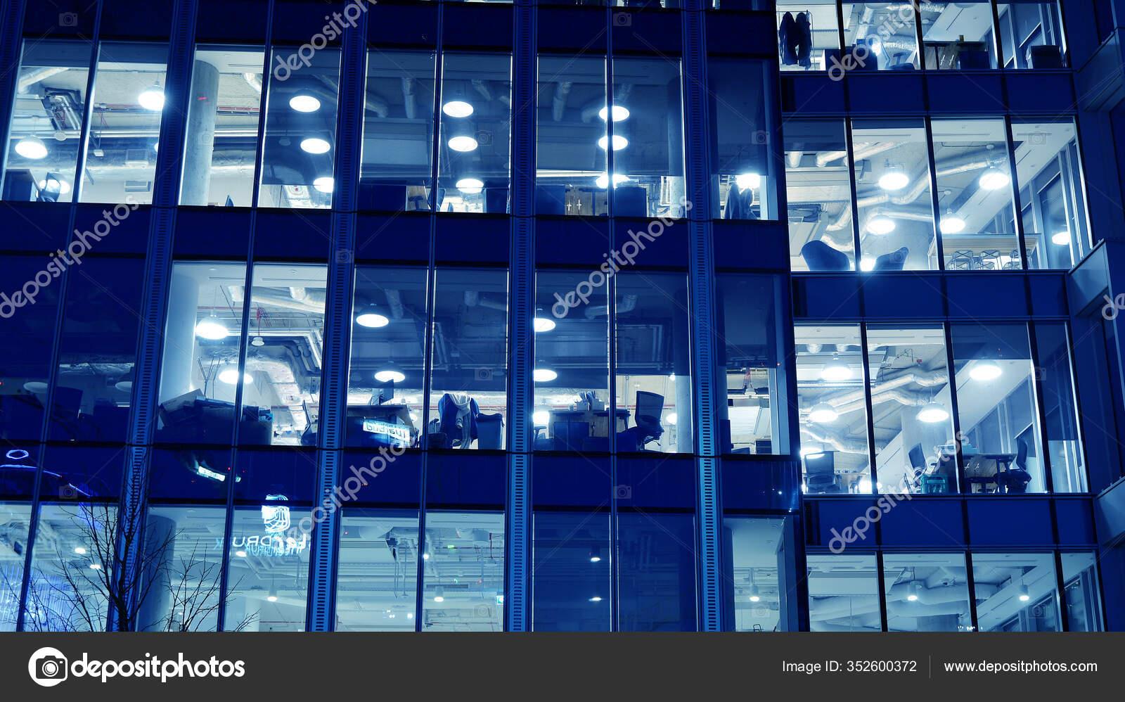 Fachada De Edificio De Cristal De Noche Desarrollo De Sistemas De