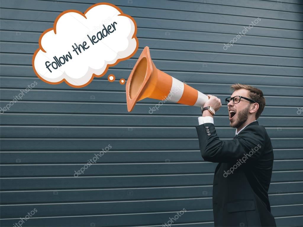 Empresario con cono de tr fico 2024