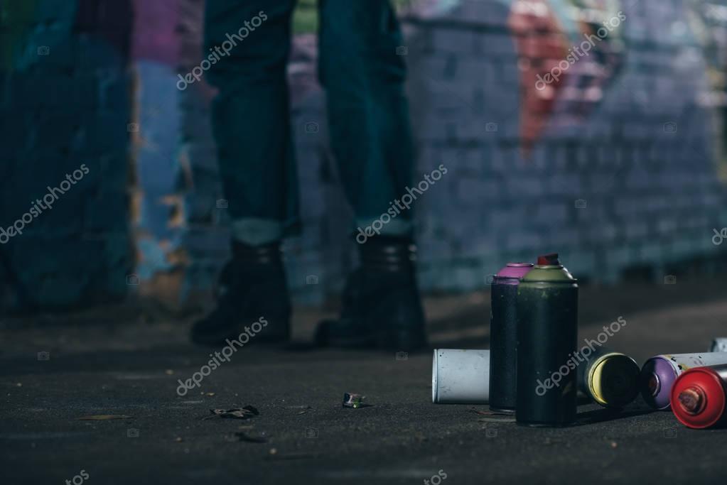 Sección Baja Del Artista Callejero Pintando Graffiti Por La Noche